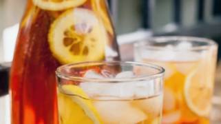 Коктейль с чаем и лимонадом.