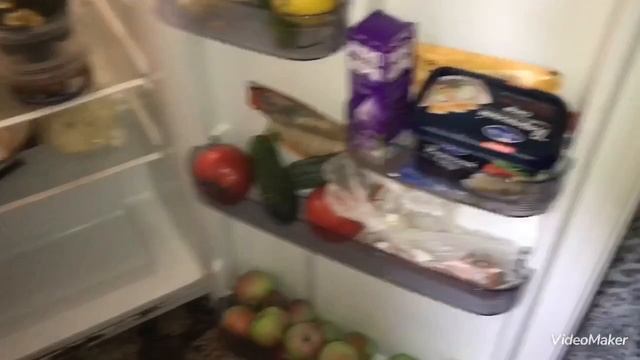 Спускаю яблоки в подвал