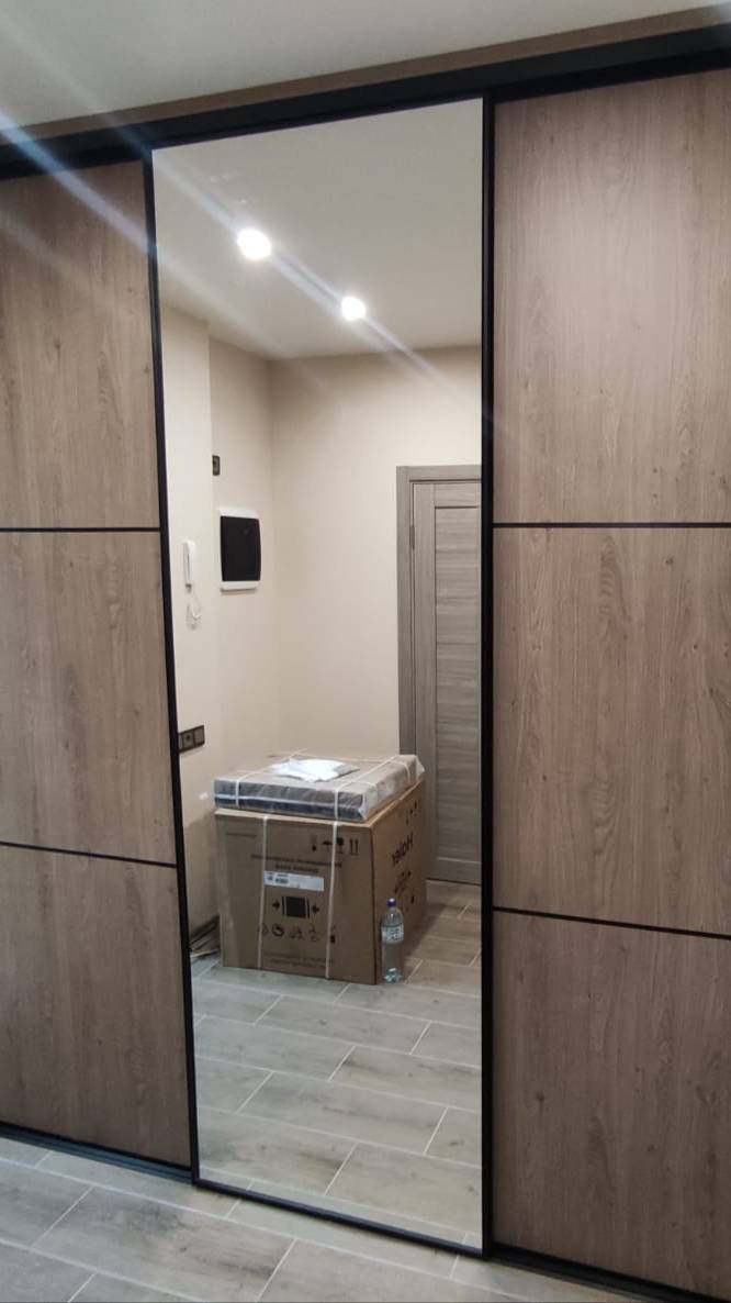 Луиз - встроенный трехстворчатый шкаф купе в прихожую с зеркалом на заказ в Москве, Владимире