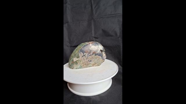 Агат черный с сердоликом и кварцевой жеодой 6х11.5х8 см