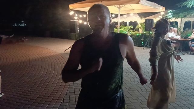 СЕРЁГА ТАНЦУЕТ