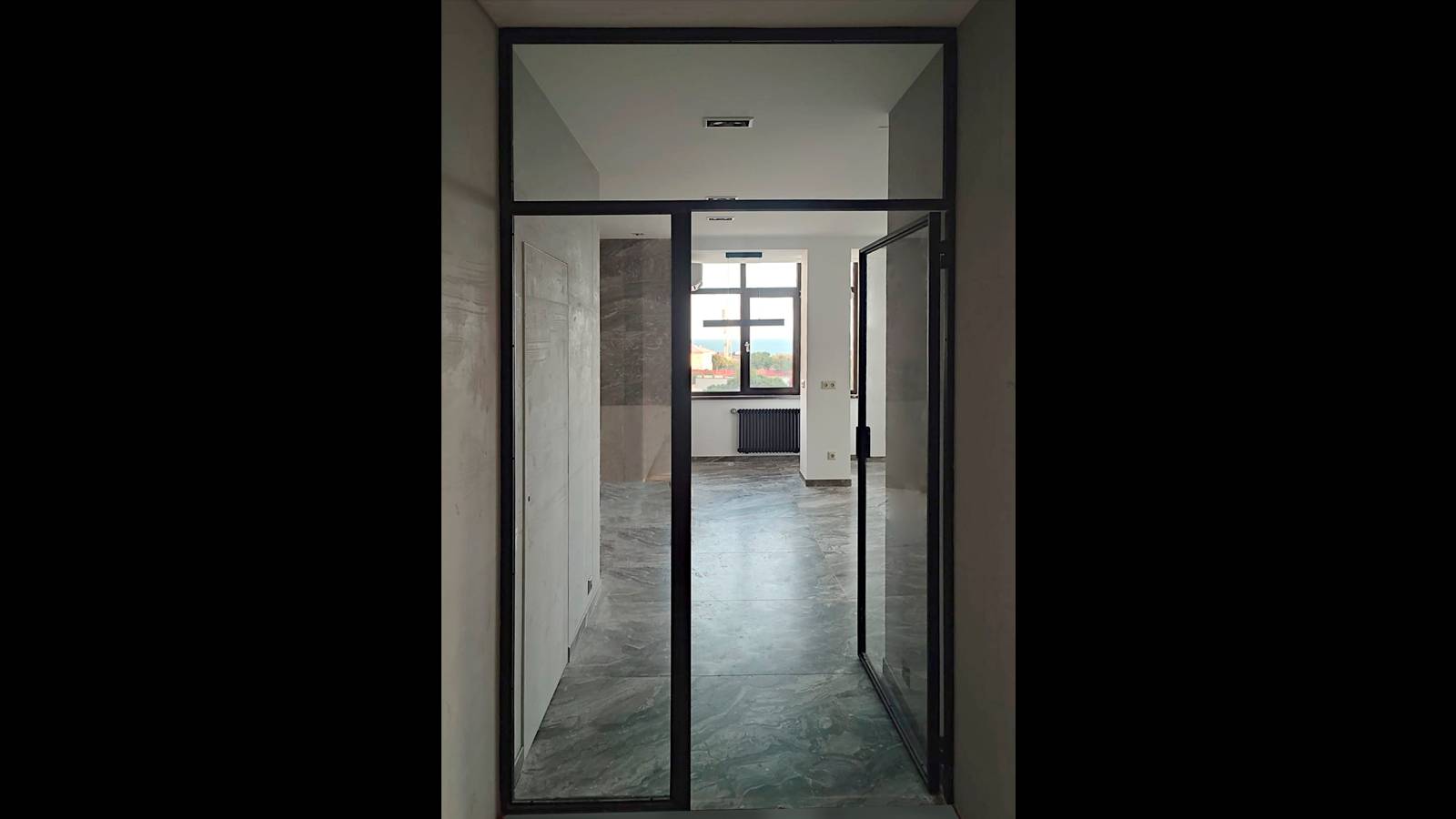 Стеклянная перегородка с распашной дверью, темная фурнитура