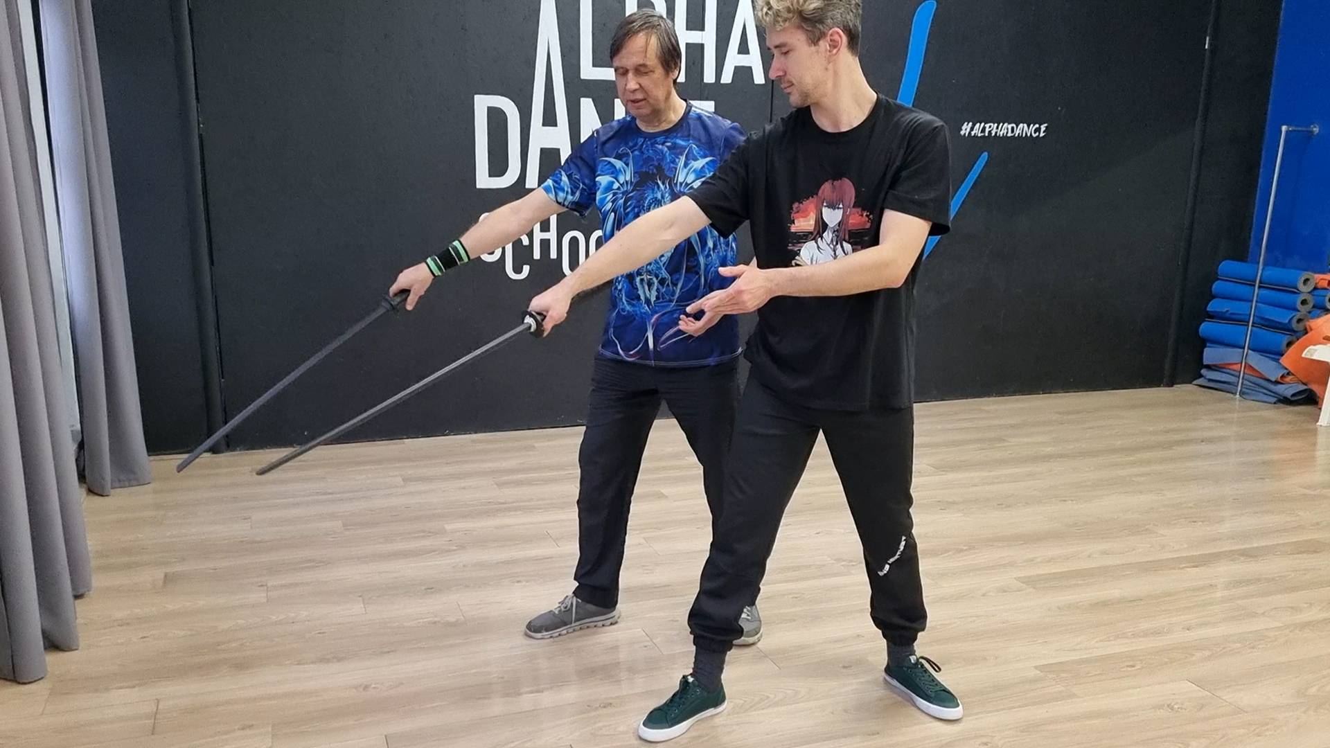 Японское фехтование катаной - выполнение ката баттодо учеником в школе кендзюцу Katana Club