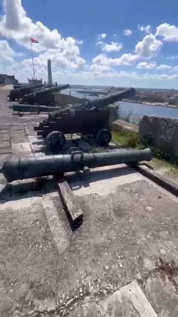 На крепости Эль-Морро в Гаване по вечерам проводят показательные стрельбы из пушек