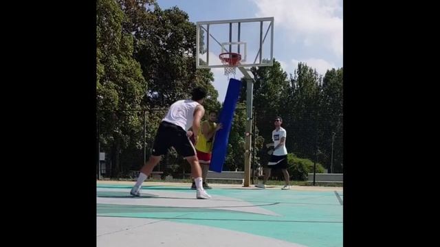 Обход преграды справи и слева, бросок из-под кольца