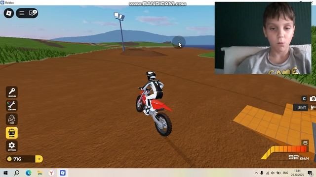 Катаюсь на мотике в роблокс.
