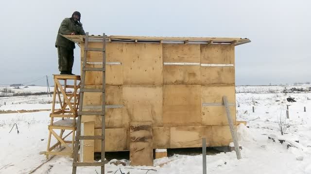 Заканчиваем крышу пчелопавильона. Осталось немного. 16.11.19