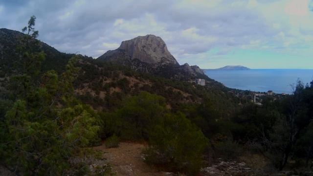 Скала Лягушка октябрьским днём. Прогулка в горы Нового Света.