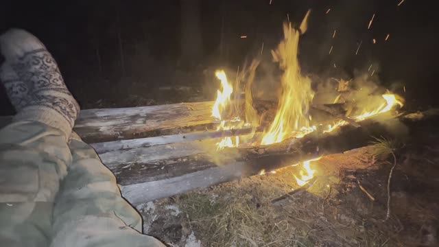 #ПРОМЫСЛОВИКИ ВЫПУСК 15 //ЧАСТЬ 3// ВЗВЕЛ САМЫЙ БОЛЬШОЙ ПУТИК// НОЧЕВКА У КОСТРА В ГЛУХОЙ ТАЙГЕ