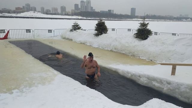 Москва. 23.2.2024 г. Семейный заплыв в честь Дня Советской армии и Военно-Морского Флота Фрагмент 1