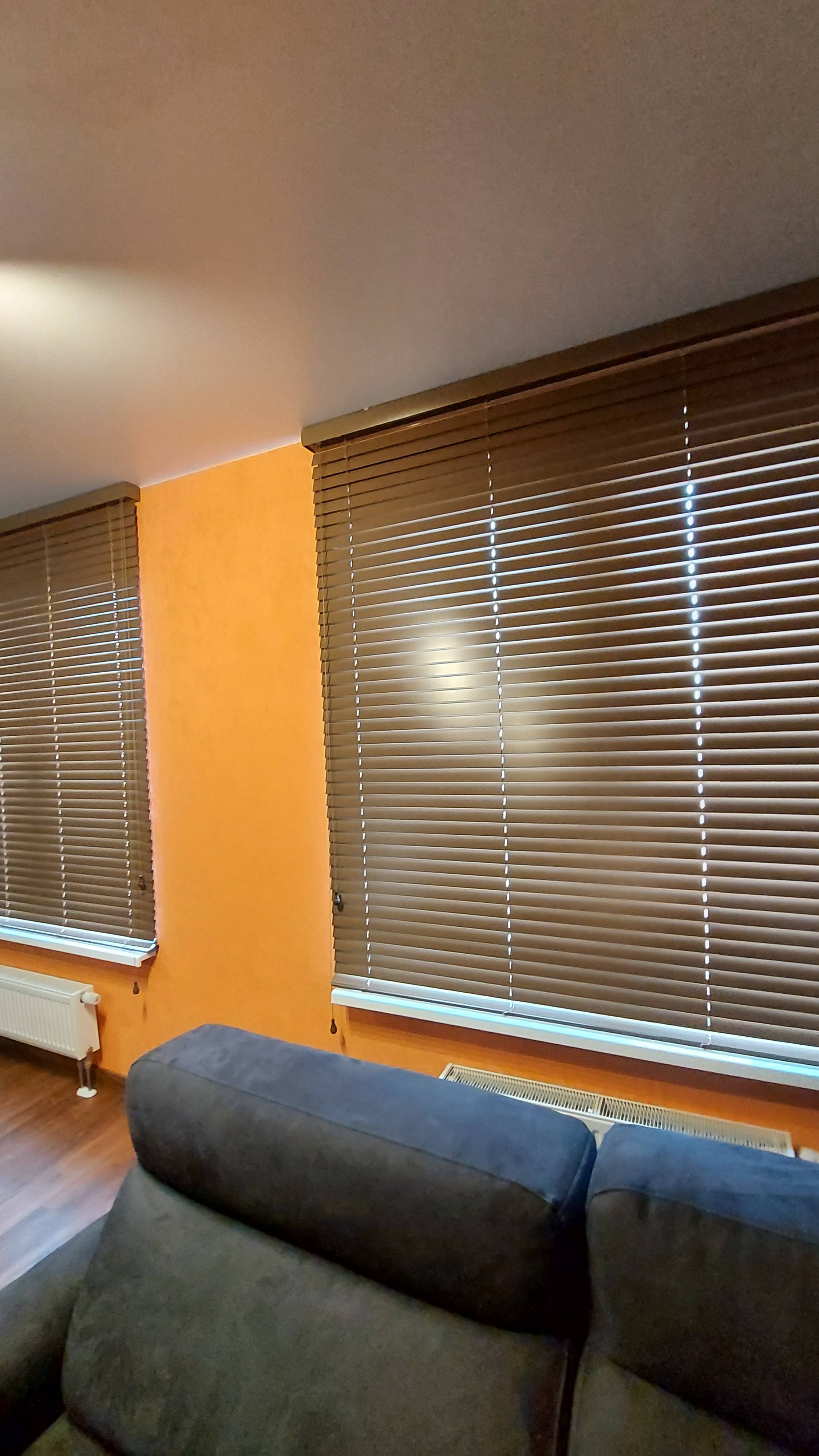 Горизонтальные деревянные жалюзи 50мм без тесьмы. Цвет Тигровый глаз. Монтаж на проем.