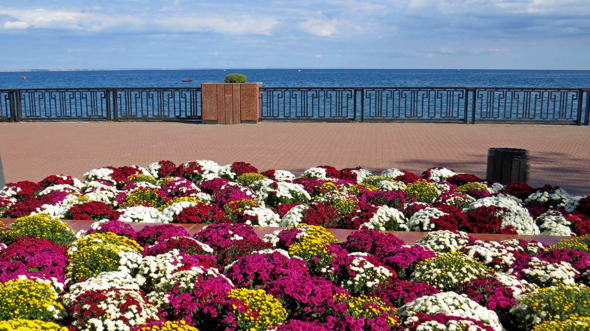 Феодосийская набережная в октябре.