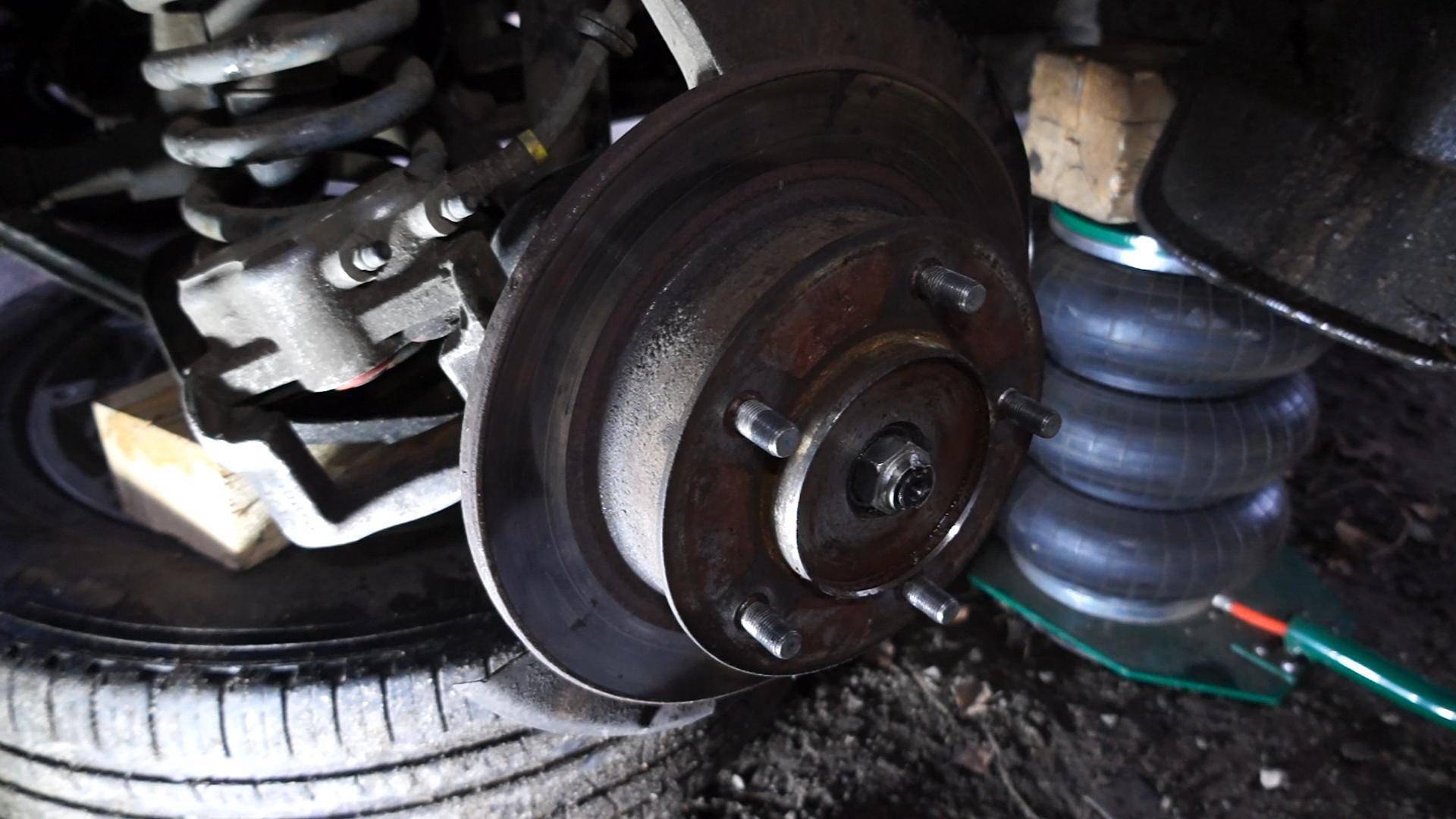 Нива Тревел, скрипы тормозного диска при поворотах.