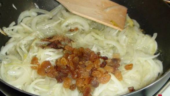 Капуста тушёная с яблоками и изюмом.