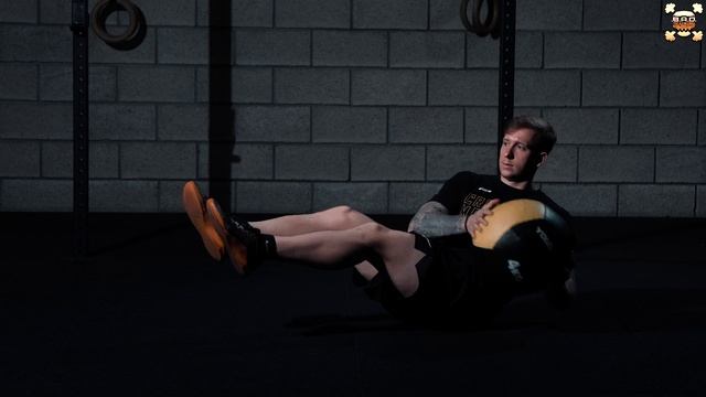 Скручивания с мячом сидя на полу / Скручивания с медболом