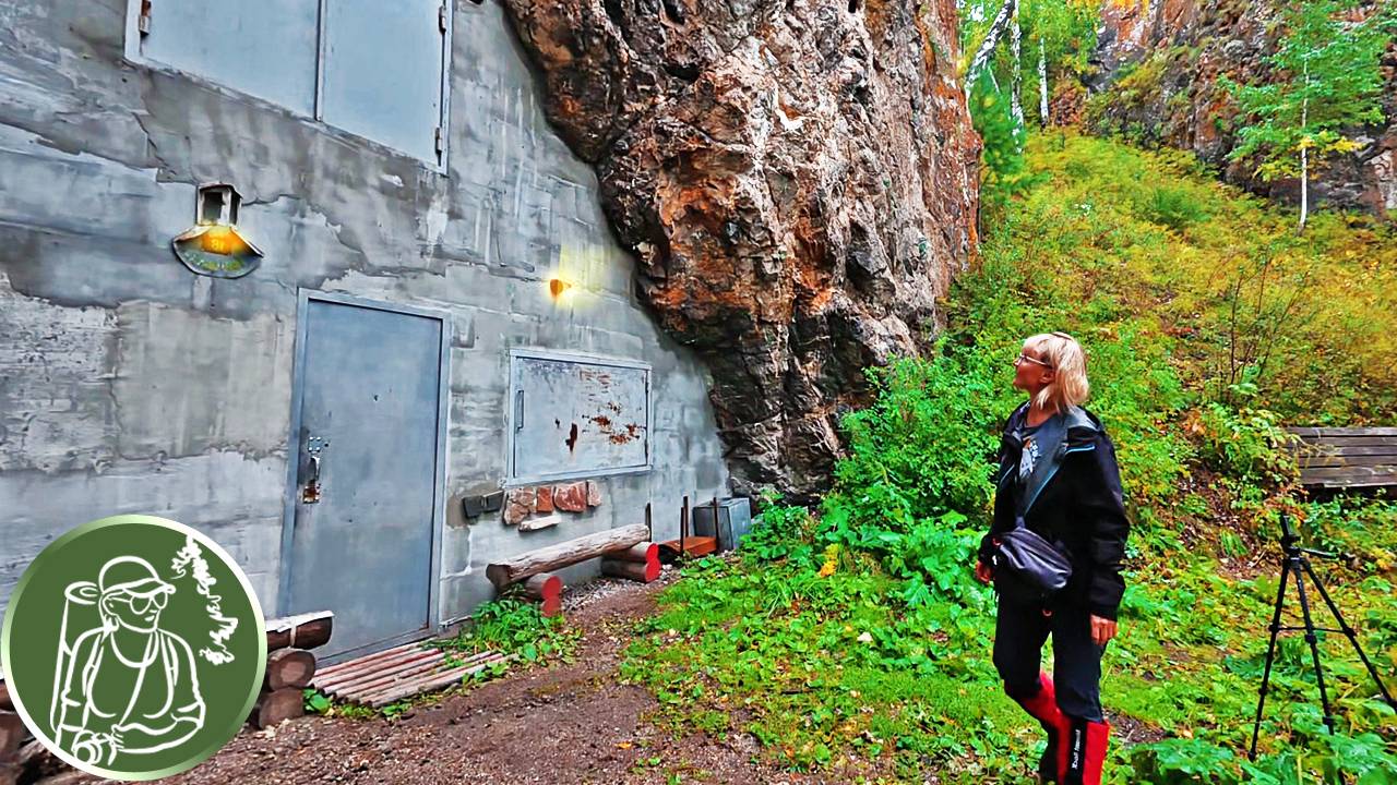 Изба-крепость в скале посреди тайги