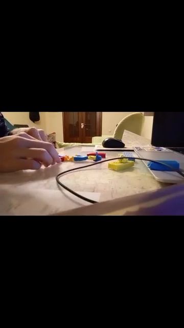 Я снова леплю новый Лего-человечек из пластилина