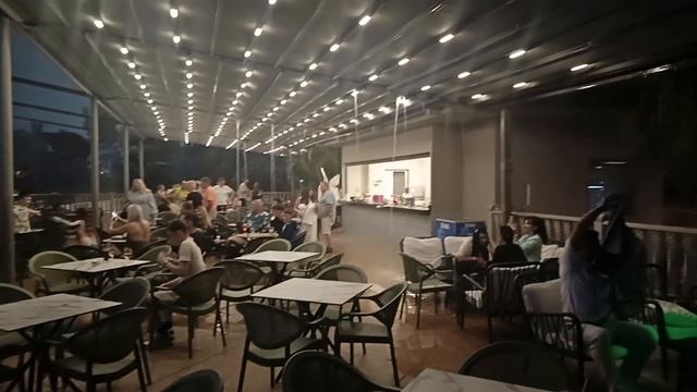 Проехал на пузе весь танцпол. А вы бы так смогли? На танц поле в дождь! Турция Анталия! Танцы