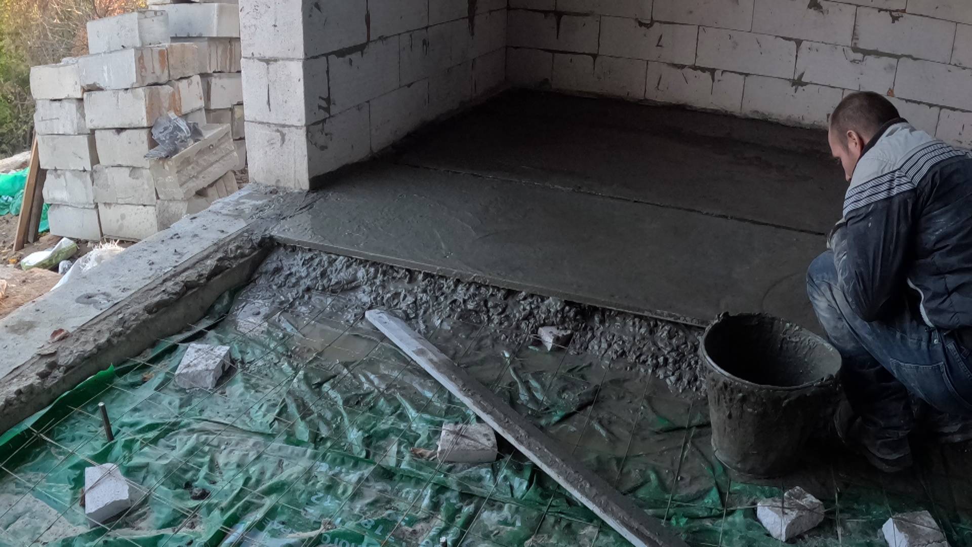 ЗАЛИВАЮ ТРИ КУБА БЕТОНА В РУЧНУЮ #стройка #строюдом #домснуля