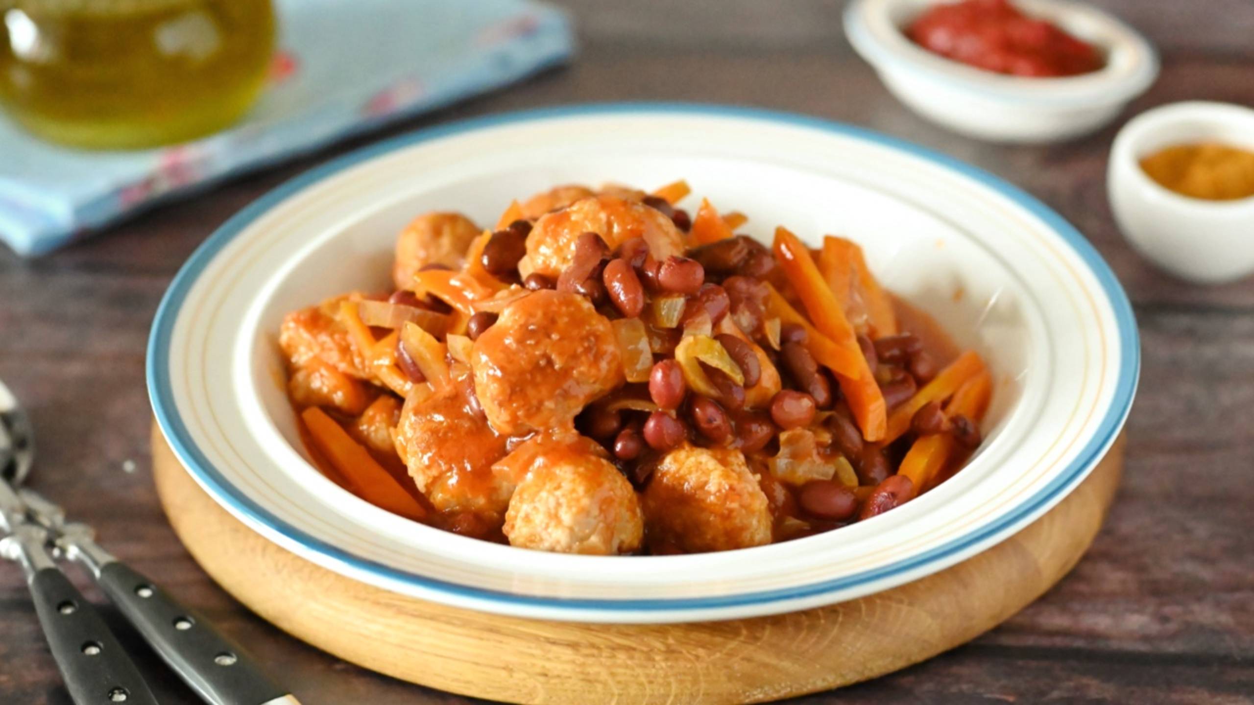 Сытно за 30 минут: фрикадельки в томатно-фасолевой подливе