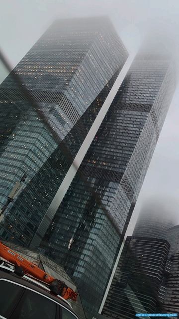 2025 10 22 НЕБОСКРЁБЫ В ТУМАНЕ 4К.mp4