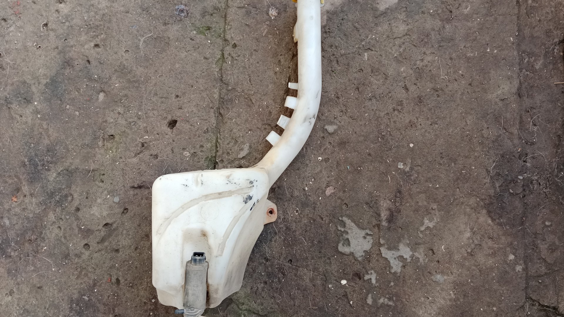 форд фьюжин.Как снять бачок омывателя.