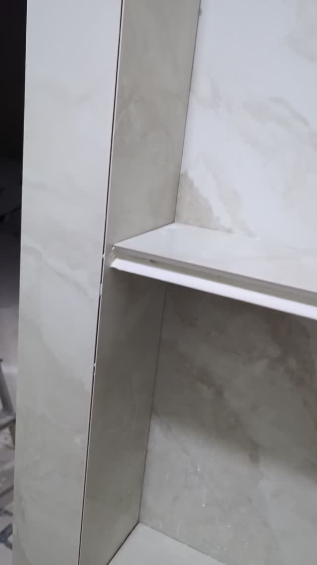 Режим и производим укладку откоса в душевой. #new #diy #ремонтвдоме