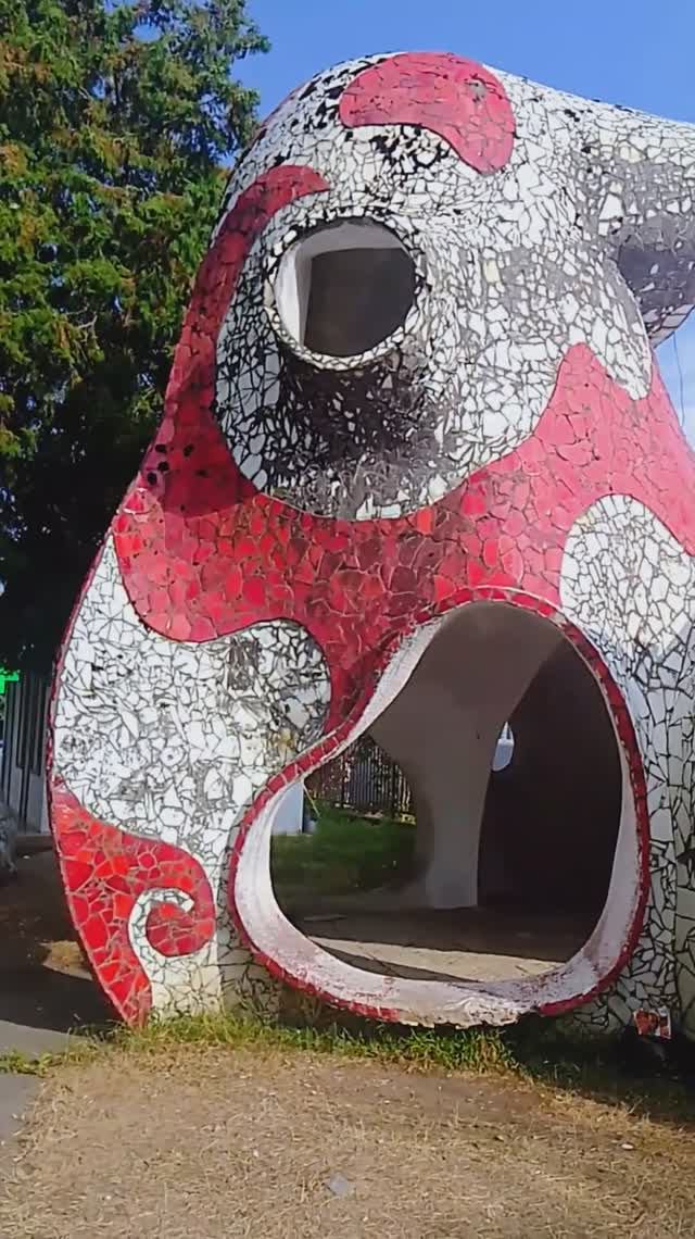 Обычная остановка автобуса в Абхазии. Автор Церетели