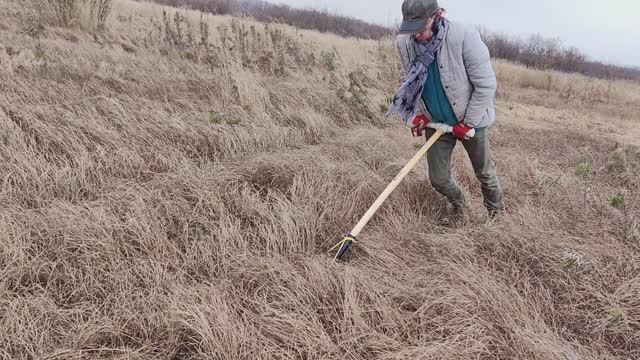 100пудовый якорь на траве, сломал ручку .mp4