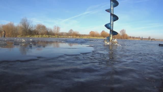На рыбалку первый лед.