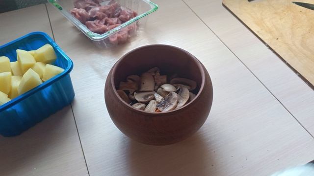 Картошка с мясом и грибами в горшочке