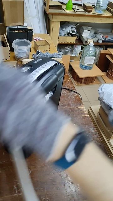 Уничтожение бумаги в шредере