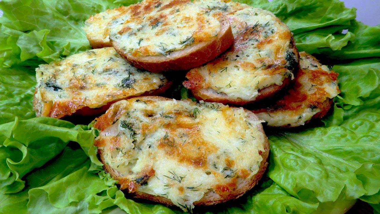 Горячие бутерброды с картошкой на сковороде