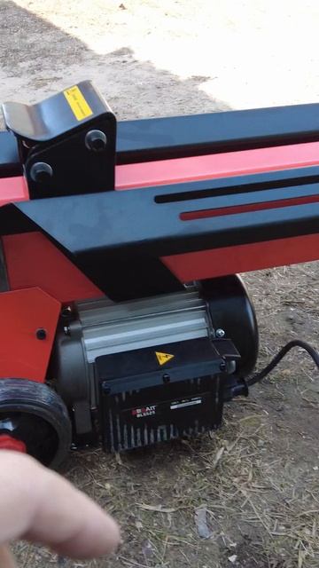 Не забудь про стравливающий болт! Внешний вид гидравлического дровокола Brait BLS525.