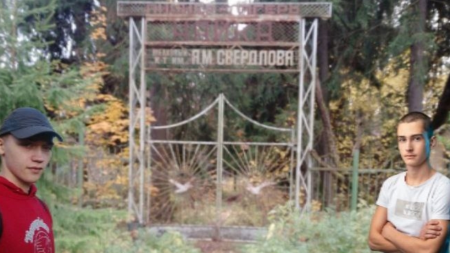 Два человека исследуют заброшенный пионерлагерь А. М. Свердлова