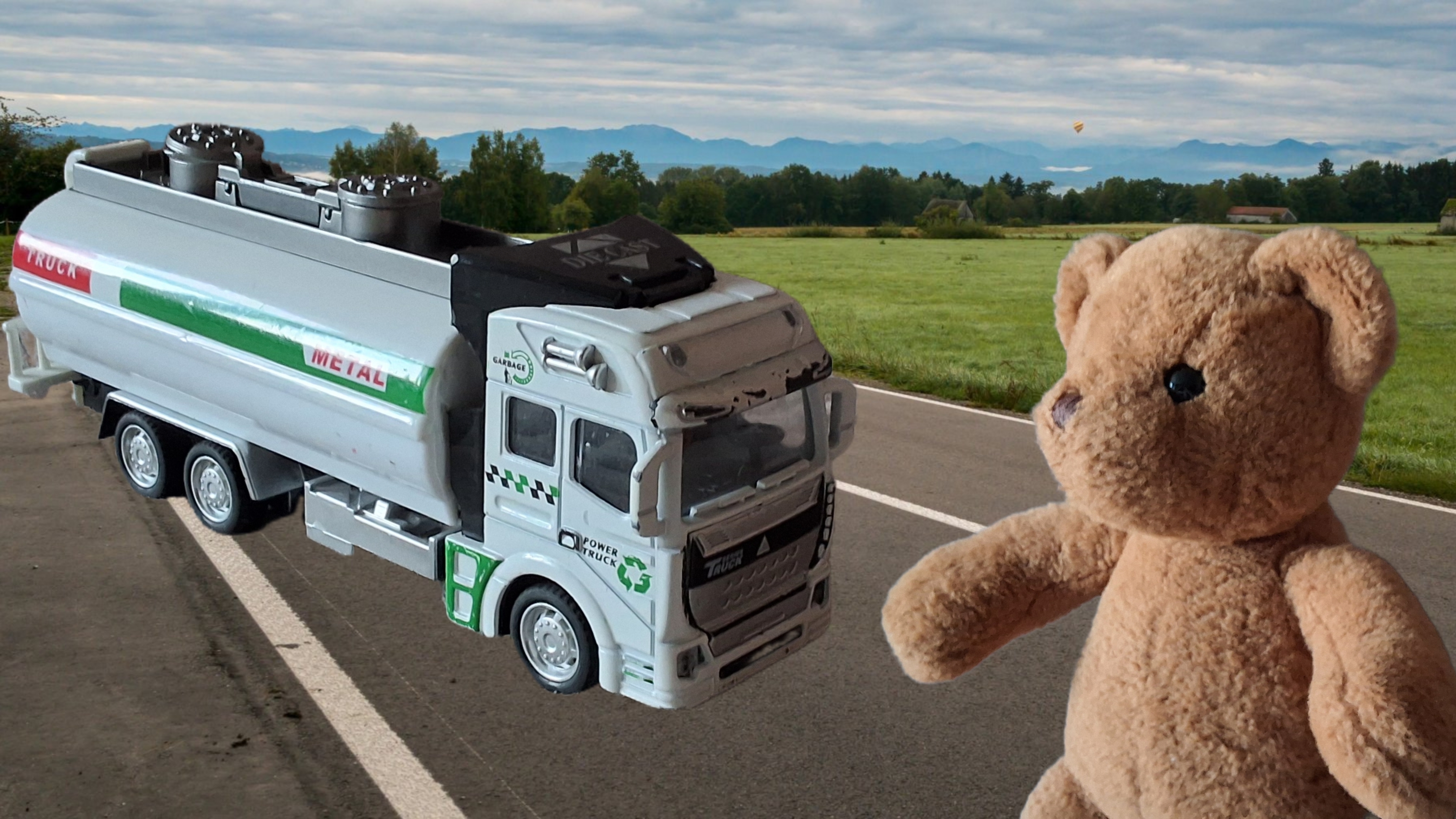 Медведь чуть не залетел под бензовоз! |Но я спас его!|