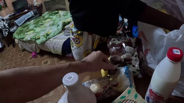 Темнокожая африканка пробует русские пельмени и борщ