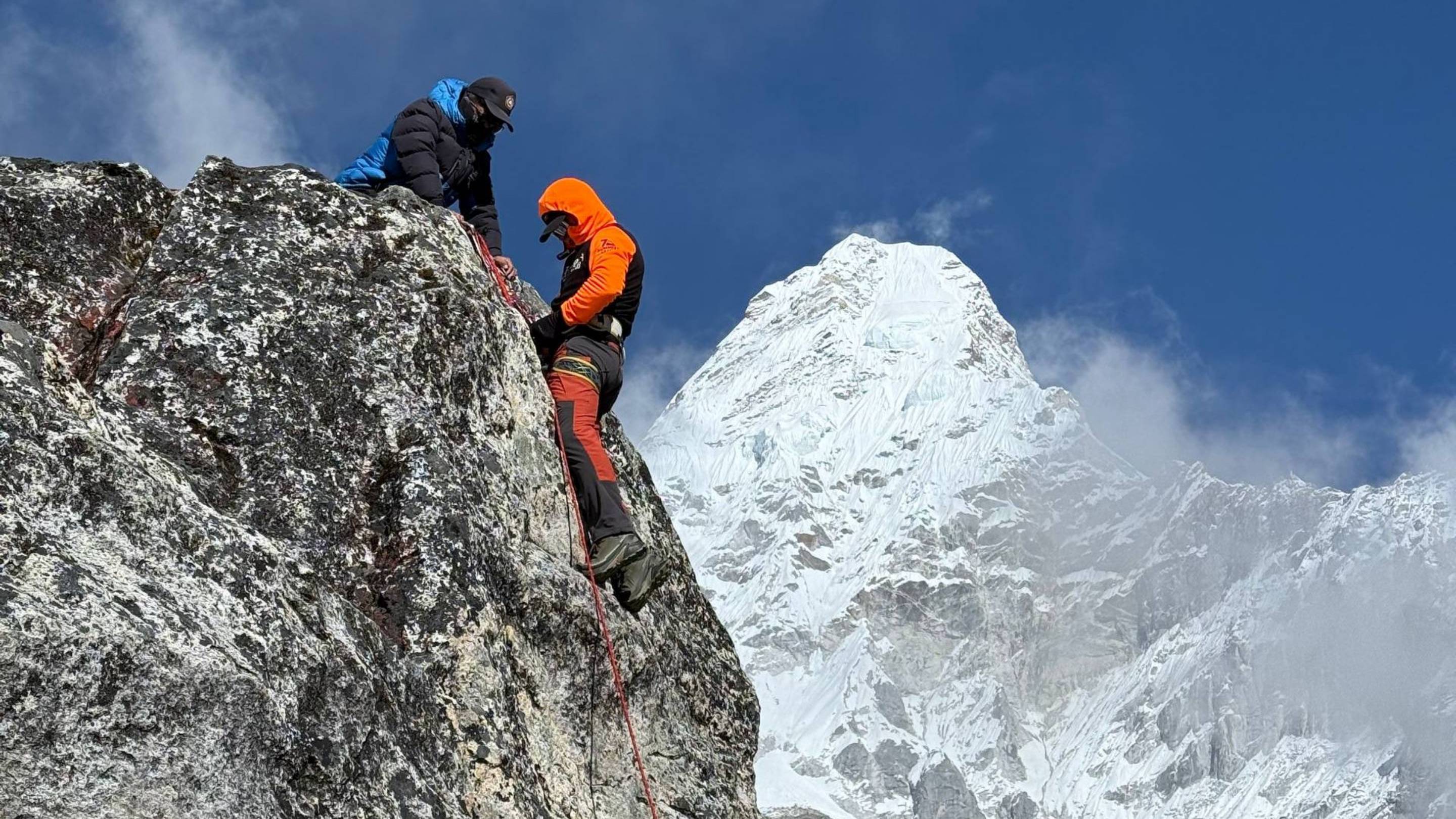 Группа Клуба 7 Вершин «Опытные яки» отдыхает, тренируется и ждёт погоды в базовом лагере Ама-Даблам