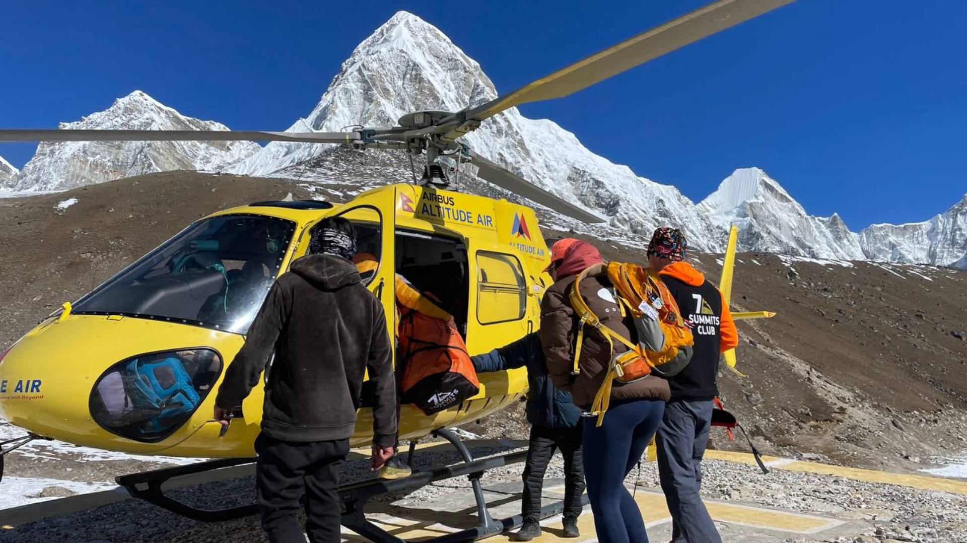 Фрагменты вертолетного перелёта из Горак Шепа в Луклу. Непал, треккинг  к базовому лагерю Эвереста