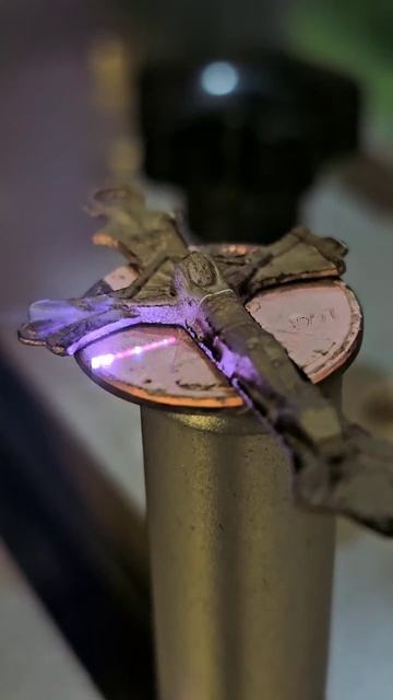 How does the laser clean？