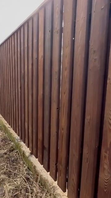 Монтаж забора из термодревесины, производства HotWell #строительстводома #забор #термодревесина