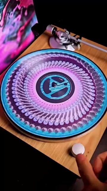 Рок-группа Linkin Park выпустили пластинку с рисунком в виде оптической 3D иллюзии.