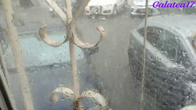 СИЛЬНЫЙ, БУКВАЛЬНО ТРОПИЧЕСКИЙ ЛИВЕНЬ, ЗАСТАЛ НА РАБОТЕ