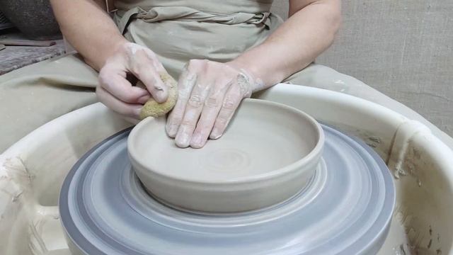 Мастер‑класс: как сделать тарелку на гончарном круге из белой глины  Обучение гончарному делу курсы