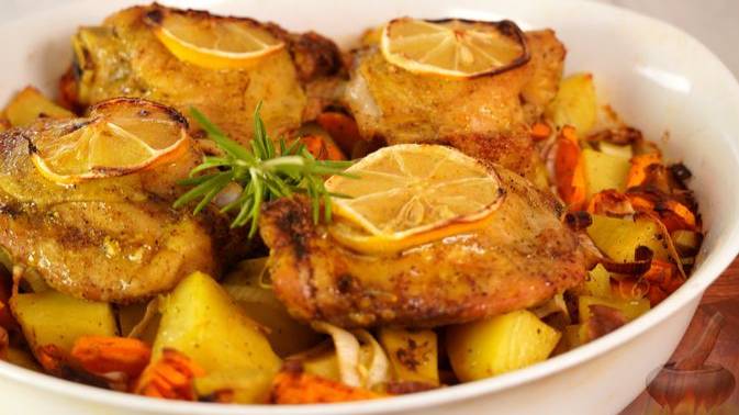 КУРИЦА, ЗАПЕЧЁННАЯ С ПОРЕЕМ, КАРТОФЕЛЕМ И ЛИМОНОМ
