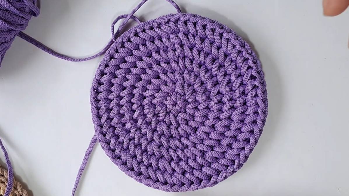 Круг  паркетными столбиками в одном направлении порядно.