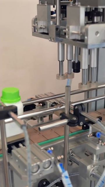 Полный цикл работы линии розлива_ от накрытия крышек до этикетки