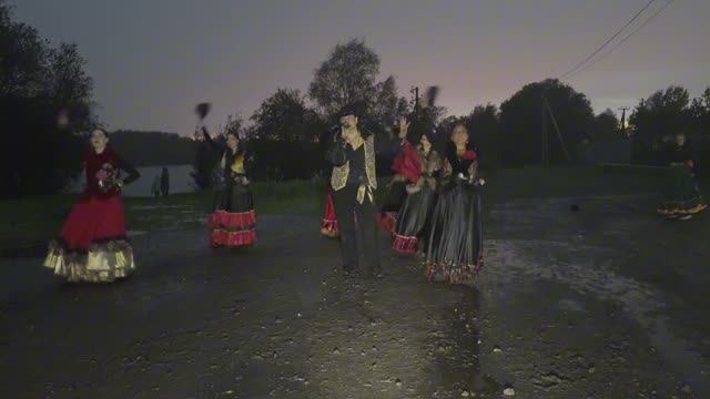 ПЕСНИ И ТАНЦЫ "Я МИЛОГО УЗНАЮ ПО ПОХОДКЕ". АРТИСТЫ НА ПРАЗДНИК. Е. Берлин и коллектив "Экспромт".