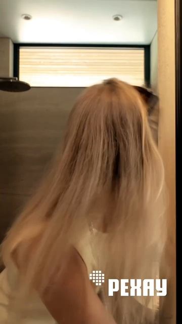 Окно в ванной комнате в частном доме.