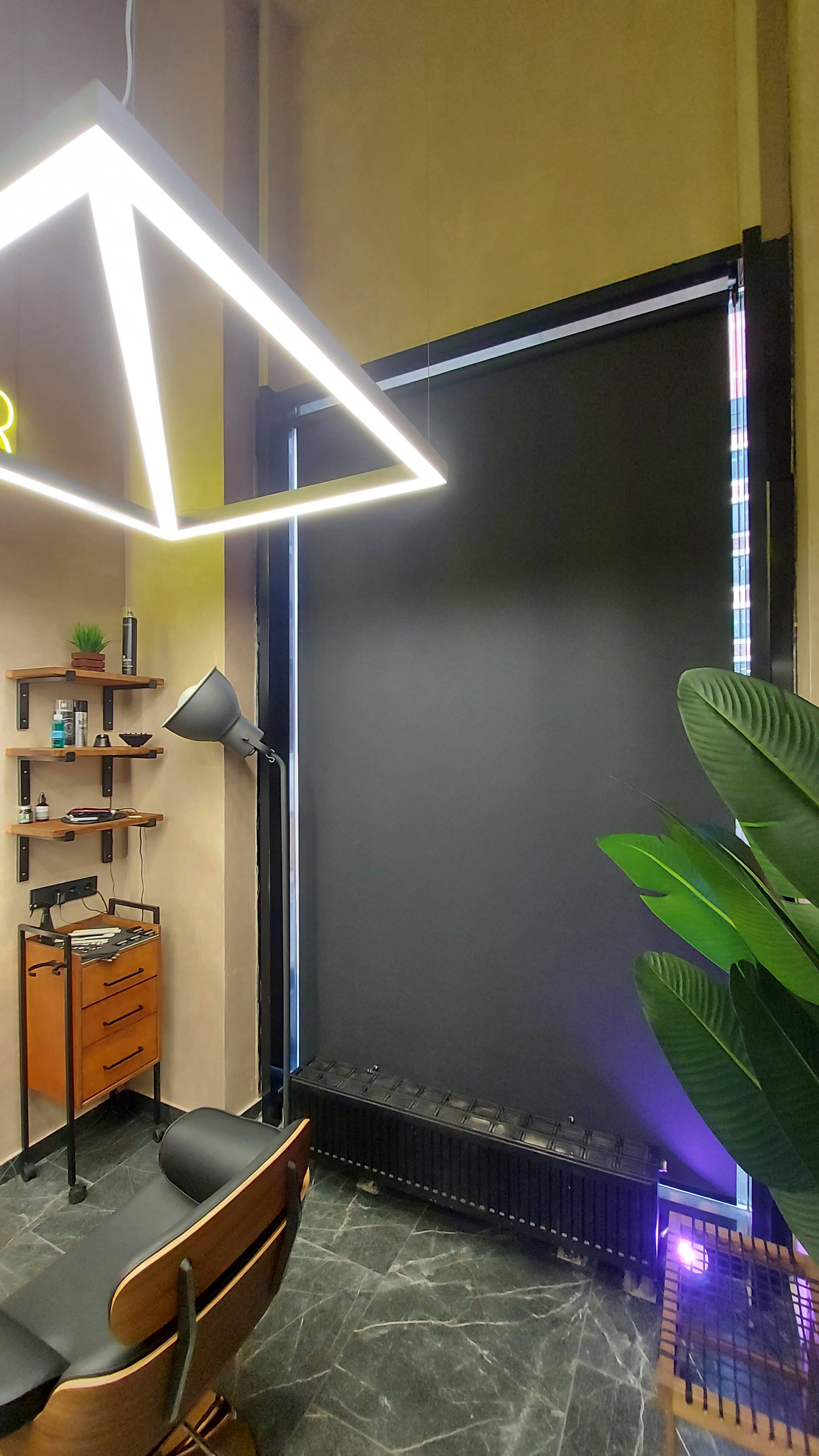 Свободновисящие рулонные шторы Люкс Премиум. Ткань Дарина черный. Монтаж в проем. Салон красоты Soda